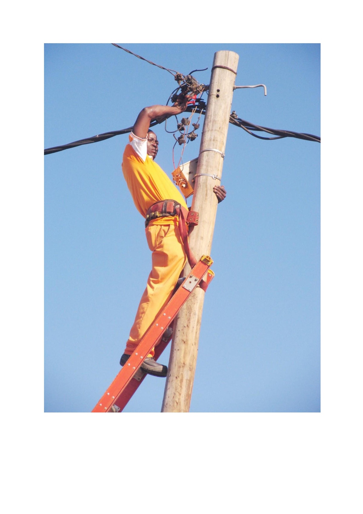 File:PT-Electricidade de Mocambique- Mulher em accao-Electricidade de ...